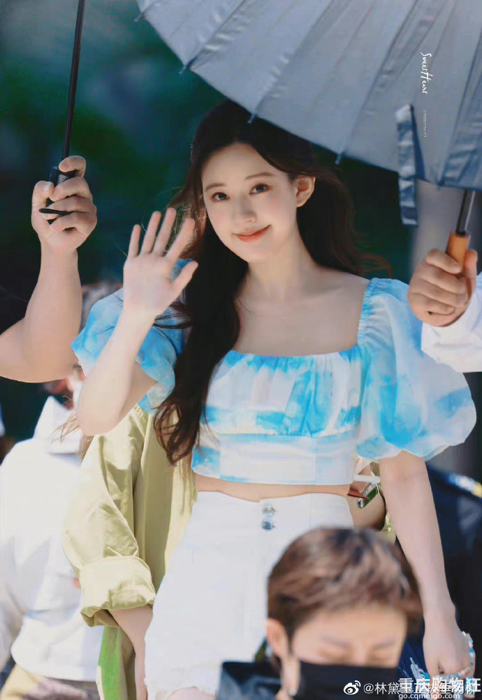 王鹤棣赵露思合体现身三亚拍广告，俊男靓女好养眼-娱乐八卦-重庆购物狂