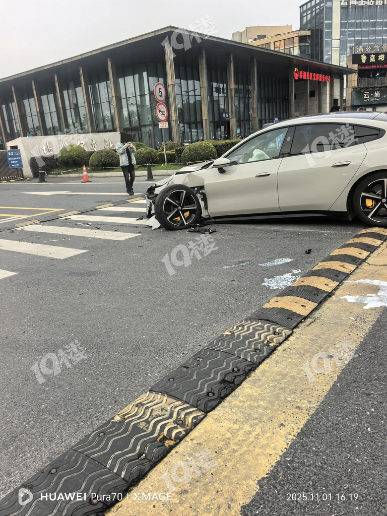海宁街头，小米su7和公交车撞上了！左前轮直接断轴！啥车速啊？-讲空头-嘉兴19楼