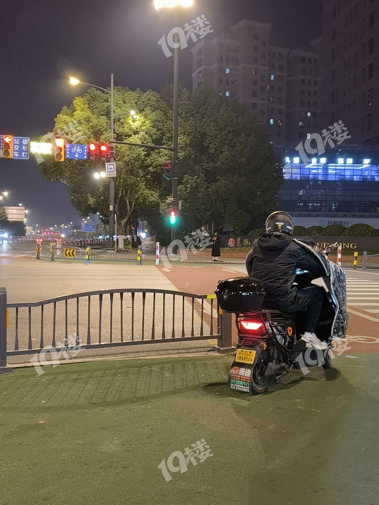 这红绿灯是坏了吗?-讲空头-嘉兴19楼