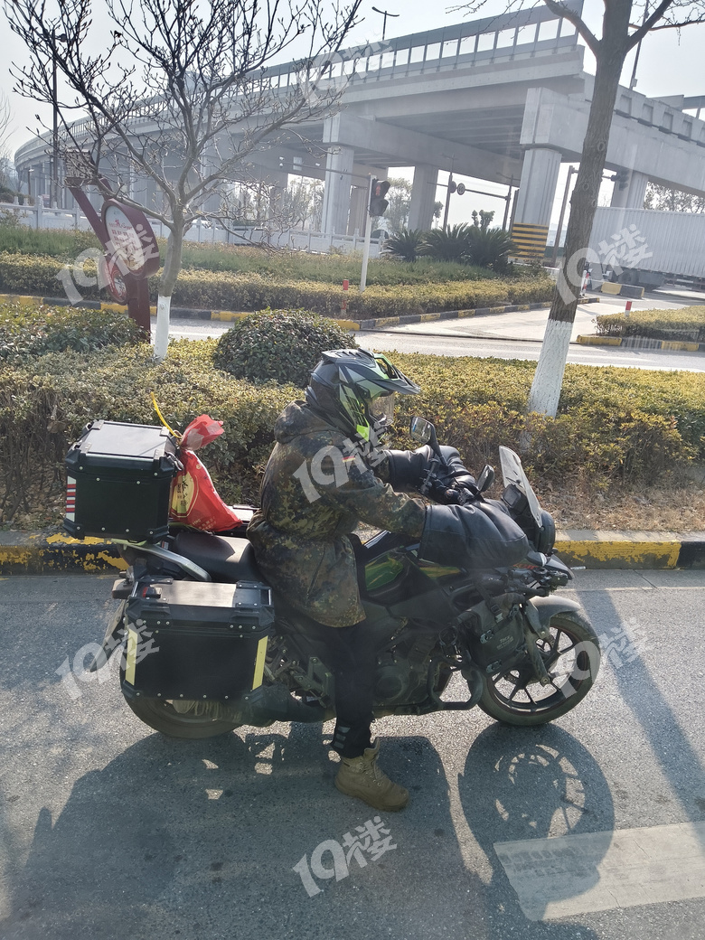 公交车上的烟味-讲空头-嘉兴19楼