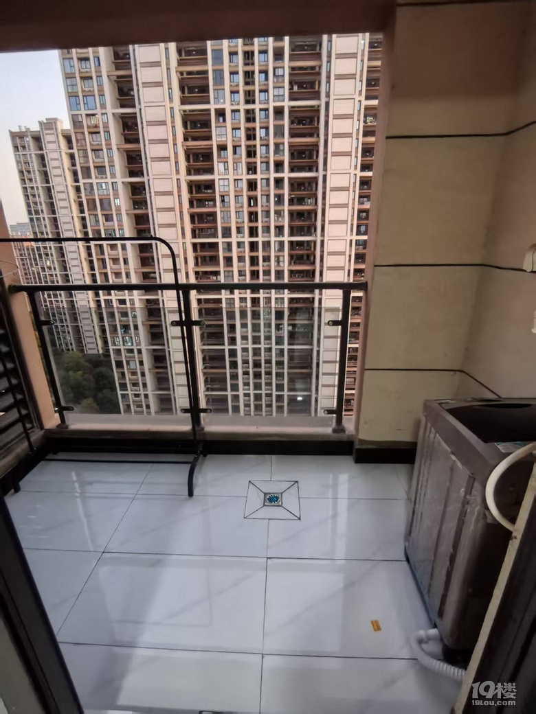 青山越秀西区一室一卫一阳台房东直租价格900随时看房-临安房东房源-临安19楼