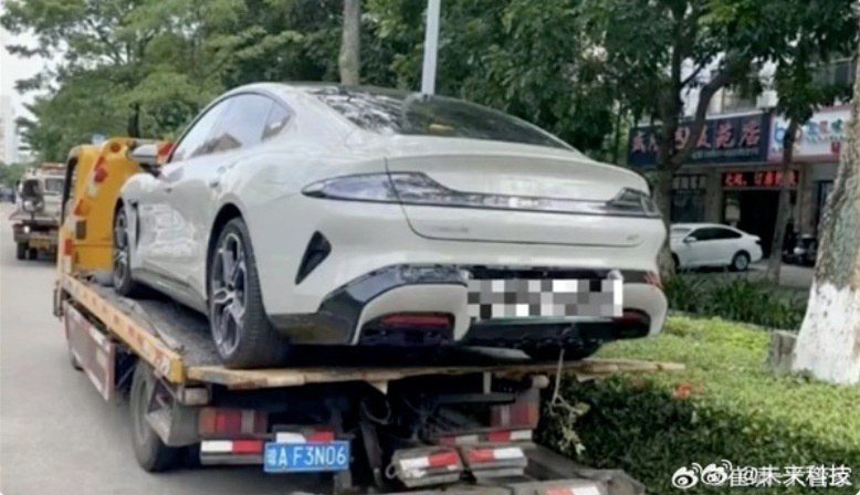 小米SU7冲出停车场致1死3伤！警方通报详情，事故原因是…-讲白搭-台州19楼